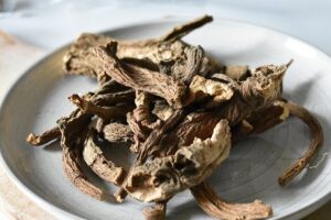 Liquore di genziana fatto in casa (ricetta abruzzese) | BACCHETTE E ...